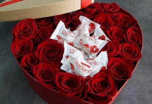 Розы в коробке вида сердца с конфетами