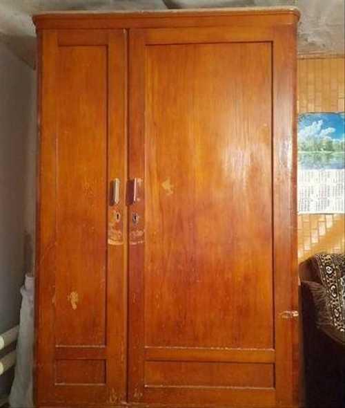 Старинный шкаф