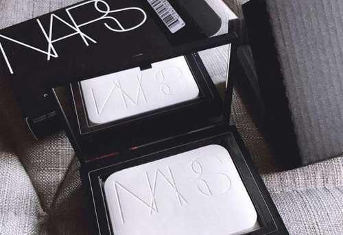 Nars Светоотражающая фиксирующая компактпудра 10 г