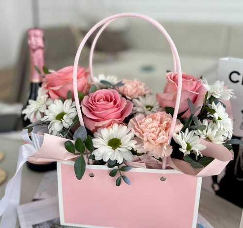 Букет в сумочке из роз и хризантем
