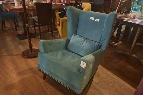 Кресло голубое из велюра
