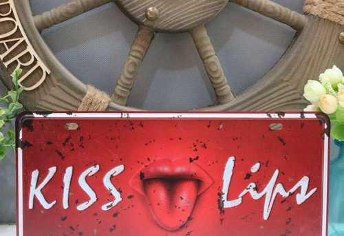 Декоративная металлическая табличка Kiss life