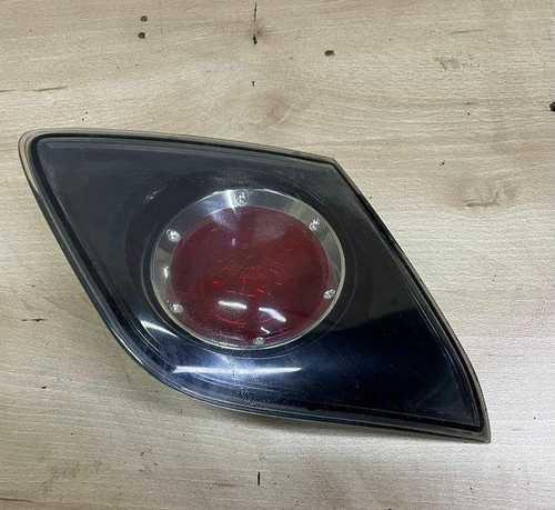 Фонарь левый задний внутрен. Mazda Axela 2004г