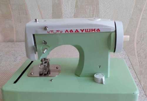 Детская швейная машинка СССР Ладушка