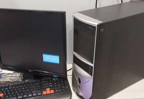 Компьютер с монитором и клавиатурой