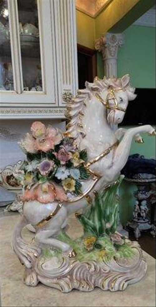 Фарфоровая статуэтка "Лошадь с цветами"