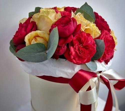 Живые цветы в шляпной коробке: роза красная и пион