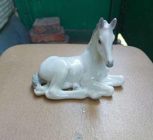 Конь фарфоровые статуэтка лфз