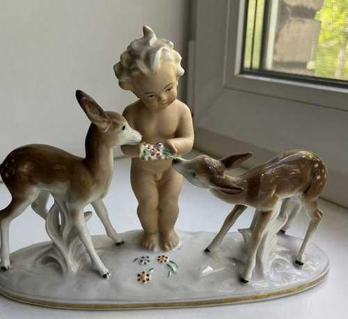Фарфоровые статуэтки Мальчик Путти с оленями