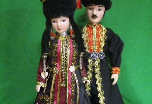 Куклы фарфоровые в калмыцких костюмах