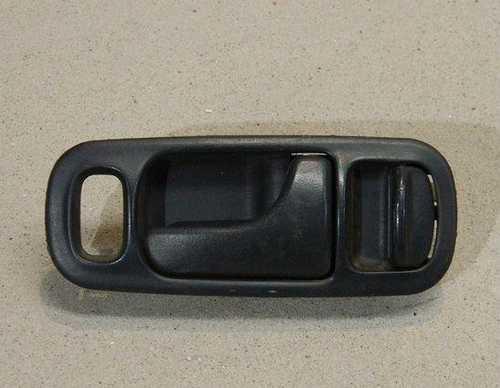Ручка двери задней правой внутр. Nissan Primera P1