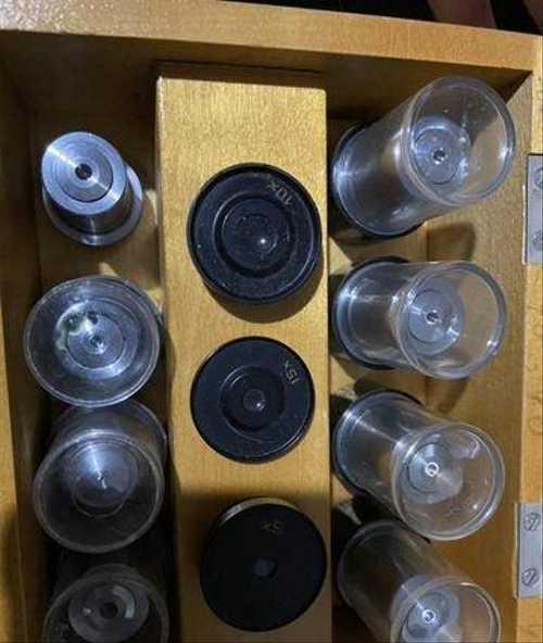 Коробка с окулярами и объективами для микроскопа
