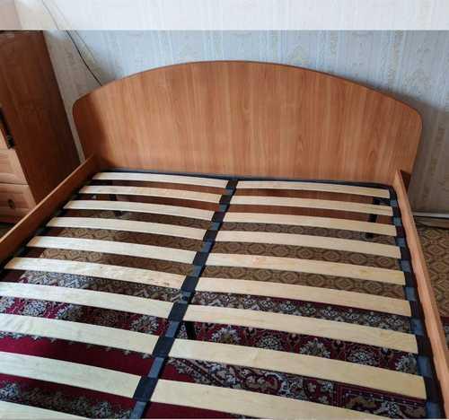 Кровать двухспальная бу без матраса