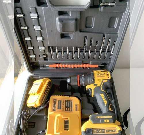 Шуруповерт с битами 18V бесщёточный Dewalt