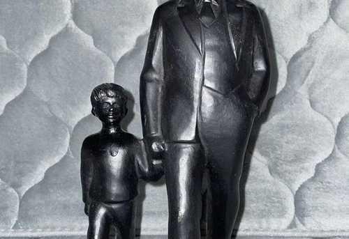 Каслинское литье Ленин с ребенком