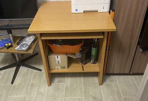 Небольшой компьютерный стол
