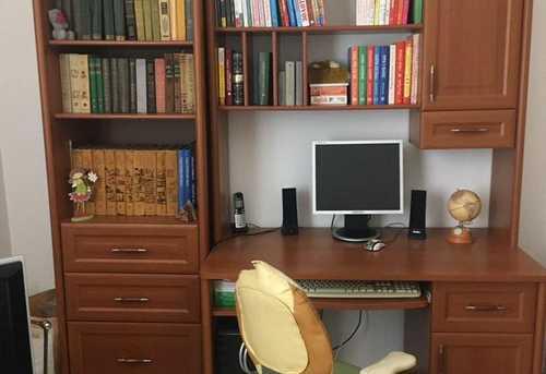 Компьютерный стол и книжный шкаф