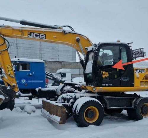 Стекло JCB JC 160/180/200/220/330 2010- дверное левое верхние с вырезом под форточку (закалённое)