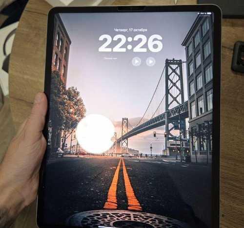 iPad pro 12.9 m2 256gb + magic keyboard