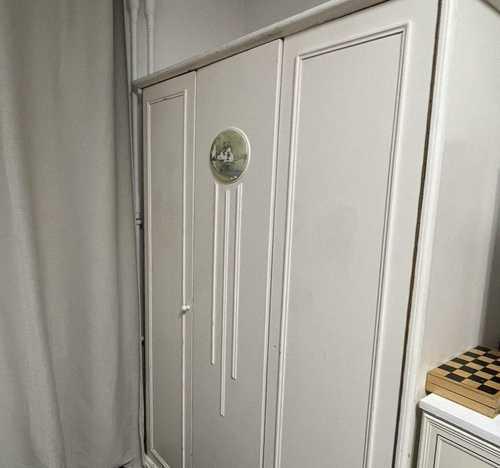 Шкаф распашной белый