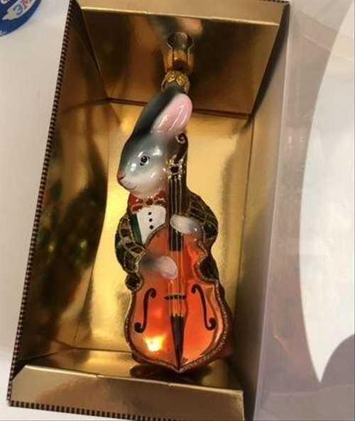Елочная игрушка Кролик с контрабасом