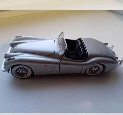 Модель автомобиля Jaguar XK120 (1:24)