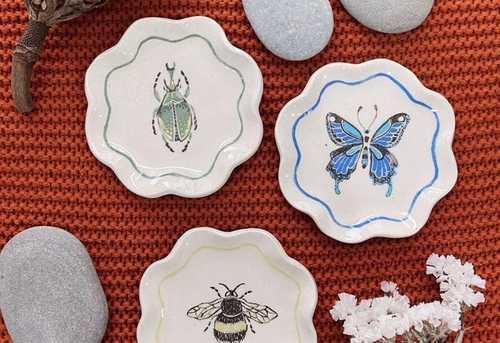Керамические тарелки с насекомыми