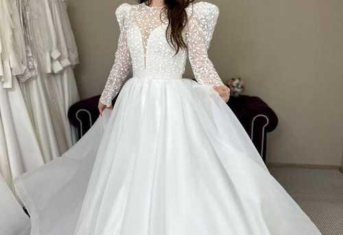 Платье свадебное со светоотражающим кружевом