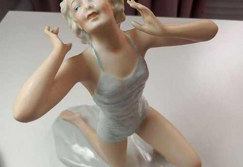 Керамическая статуэтка девушка в купальнике