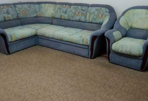 Продам мягкий уголок - диван и кресло