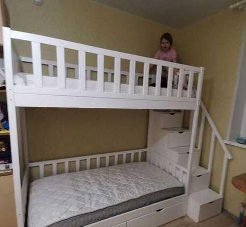 Двухярусная кровать с лестницей комодом