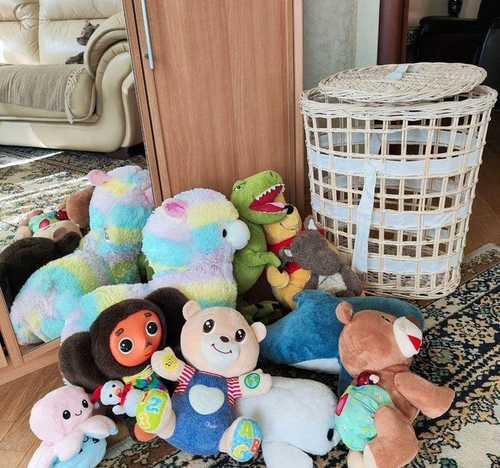 Мягкие игрушки в корзине