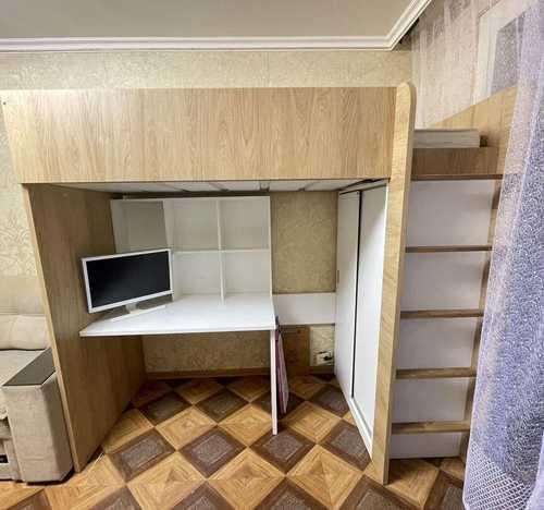 Кровать чердак со столом и шкафом купе