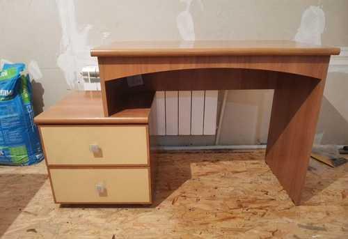 Письменный стол с тумбочкой