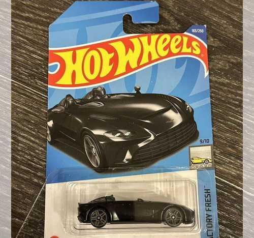 Hot wheels aston martin v12 1:64