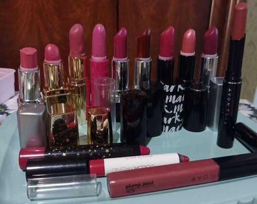 Помада Avon пакетом одним лотом