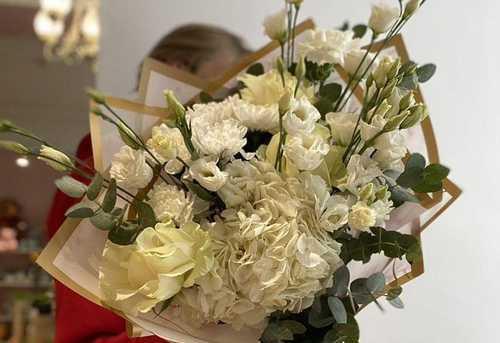 Букет из белой гортензии, французской розы