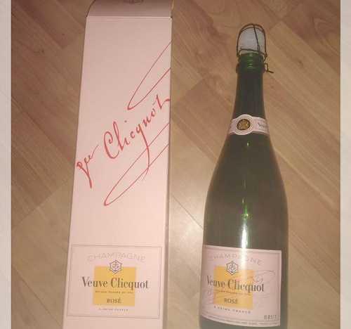 Коробка с бутылкой Вдова Клико Розе Rose Clicquot