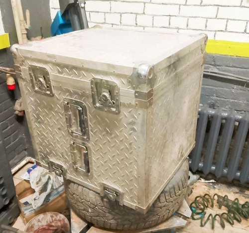 Ящик из рифлëного алюминия с замками 560х510х525мм