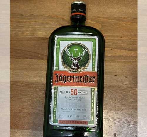 Пустая бутылка ликера Jagermeister