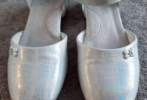 Туфли нарядные для девочки на каблуке