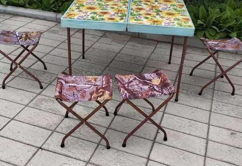 Складной стол с табуретками для отдыха