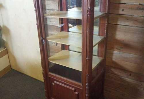 Старинная антикварная витрина, шкаф