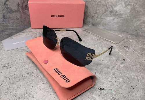 Солнцезащитные очки Miu Miu с футляром