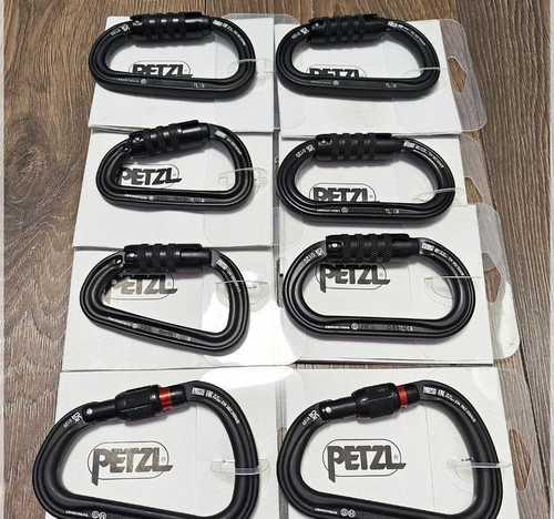 Черные карабины Petzl