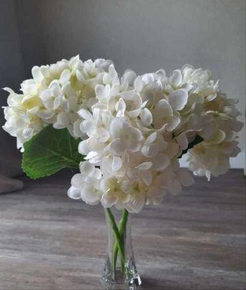 Цветок искуственный для декора белый, ваза малая