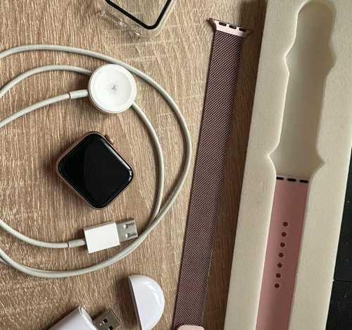 Смарт часы apple watch se розовые