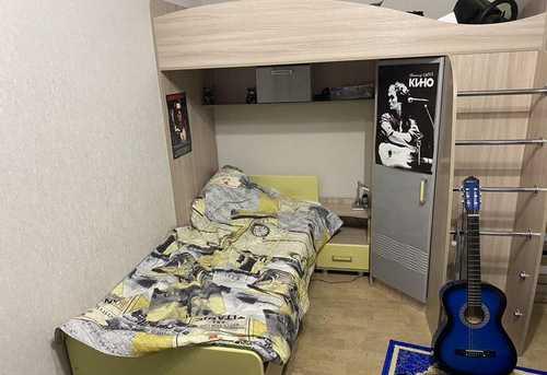 Двухярусная кровать с полкой и шкафом