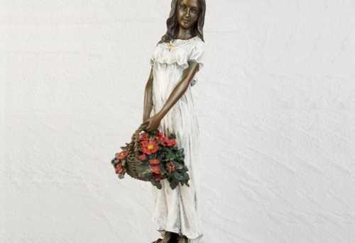 Статуэтка "Девушка с корзиной цветов"