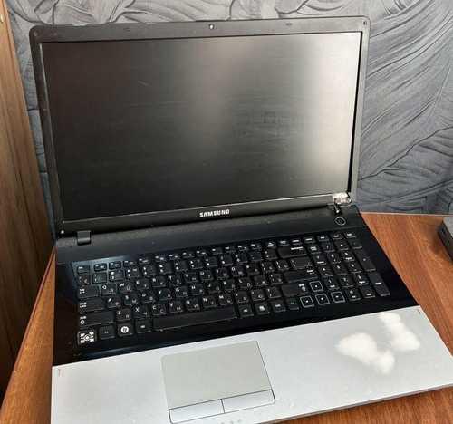 Samsung np300e7a-S09 17.3 i3-2370m/ GT 520MX /320g